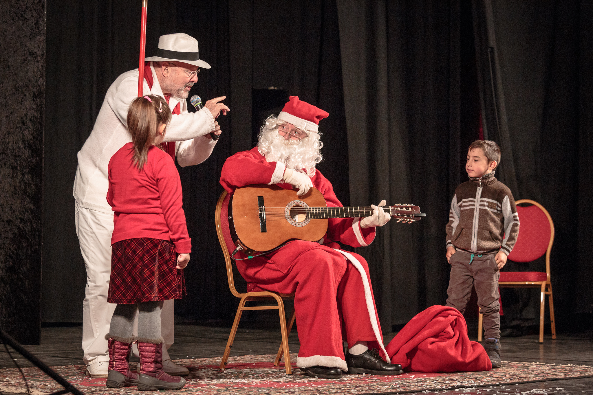 Levente Péter és a Mikulás járt a gyerekeknél | Dunakeszipost